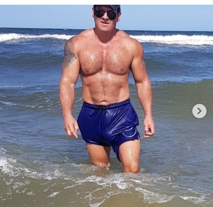 Record demite apresentador que posou de sunga na praia e volta atrás ...