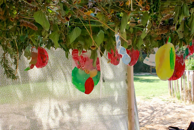 Purple Twig: Building a Sukkah with the kids