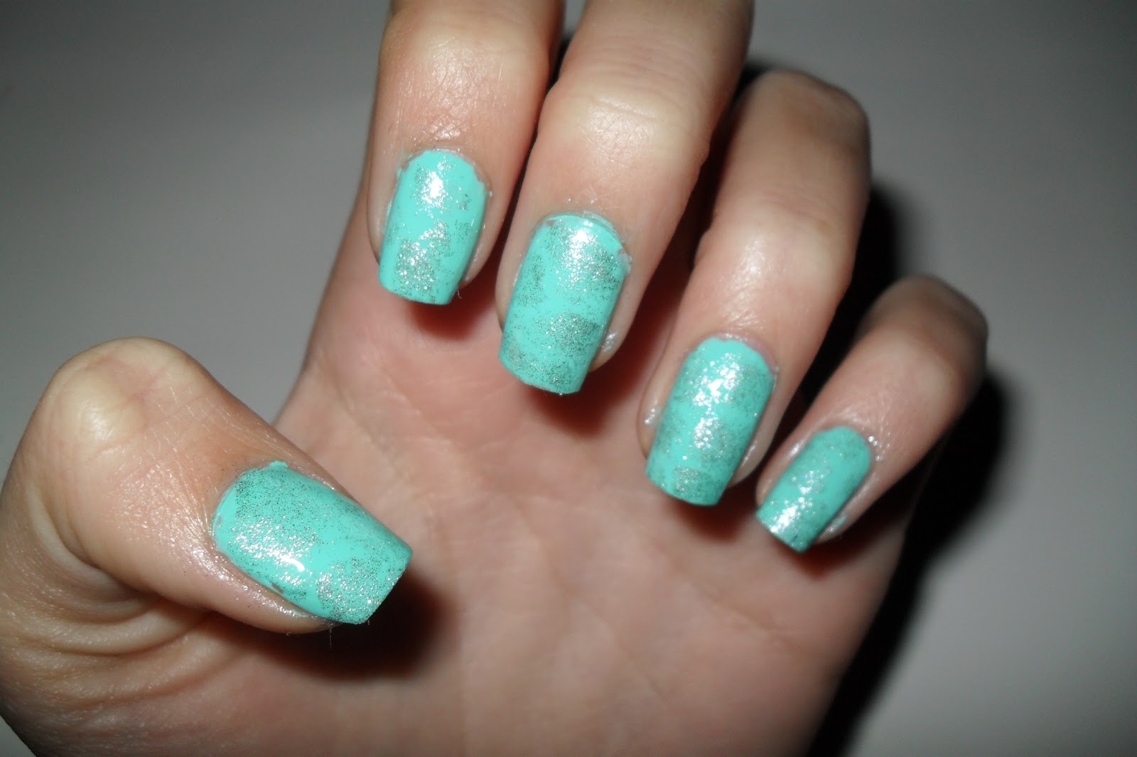 Uñas Patri: verde menta y plata