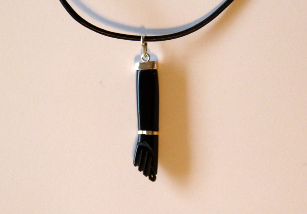 Amon Cromwell: La higa, la mano negra de protección