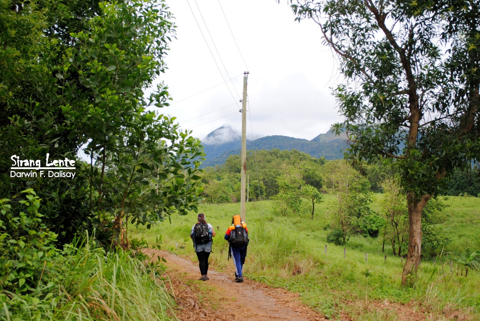 SIRANG LENTE: Hiking Mount Tarak (Bataan) with Couch Surfing