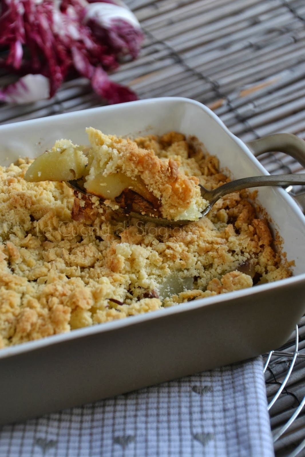 Crumble di patate, radicchio rosso e speck - La Cucina di Stagione