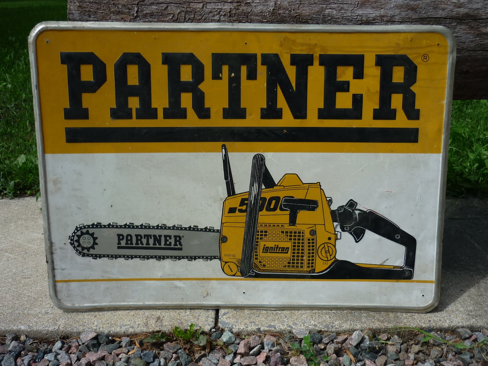 VINTAGE CHAINSAW COLLECTION: CHAINSAW SIGNS COLLECTION. (PICTURES).