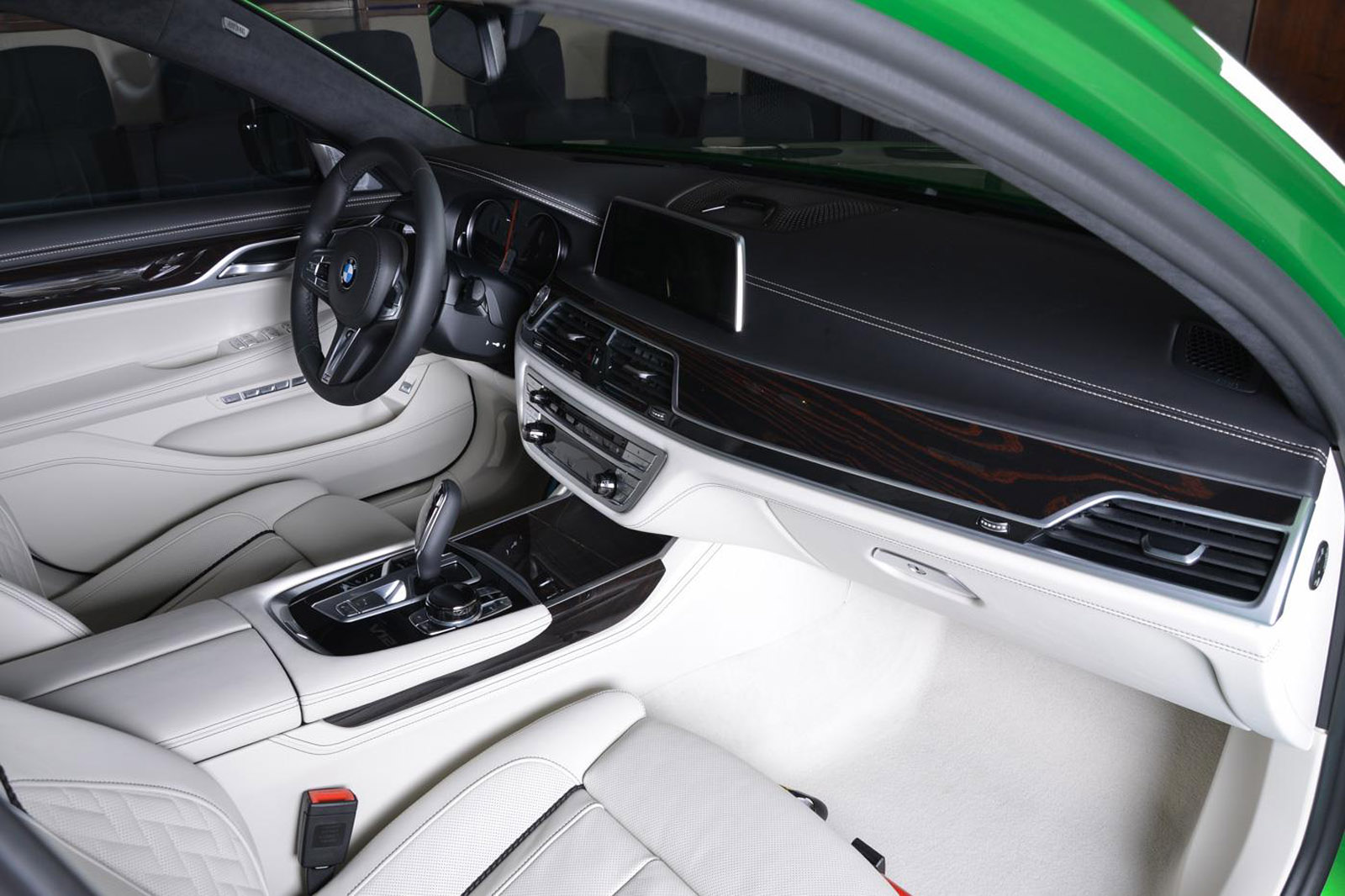 BMW M760Li Stands Out In Rallye Green - car news