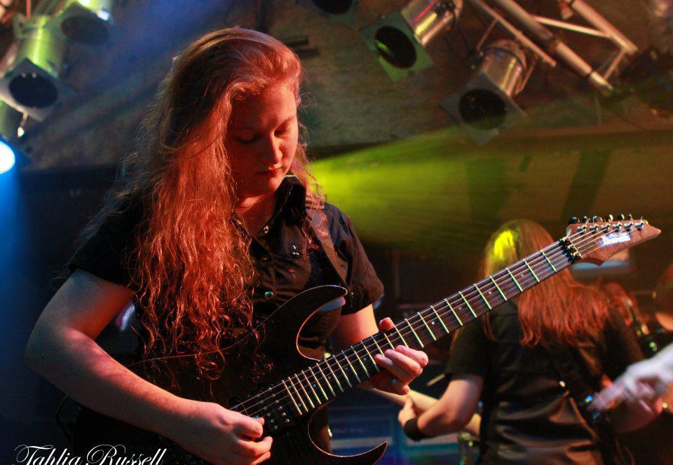 Simone Dow: Voyager rocking out