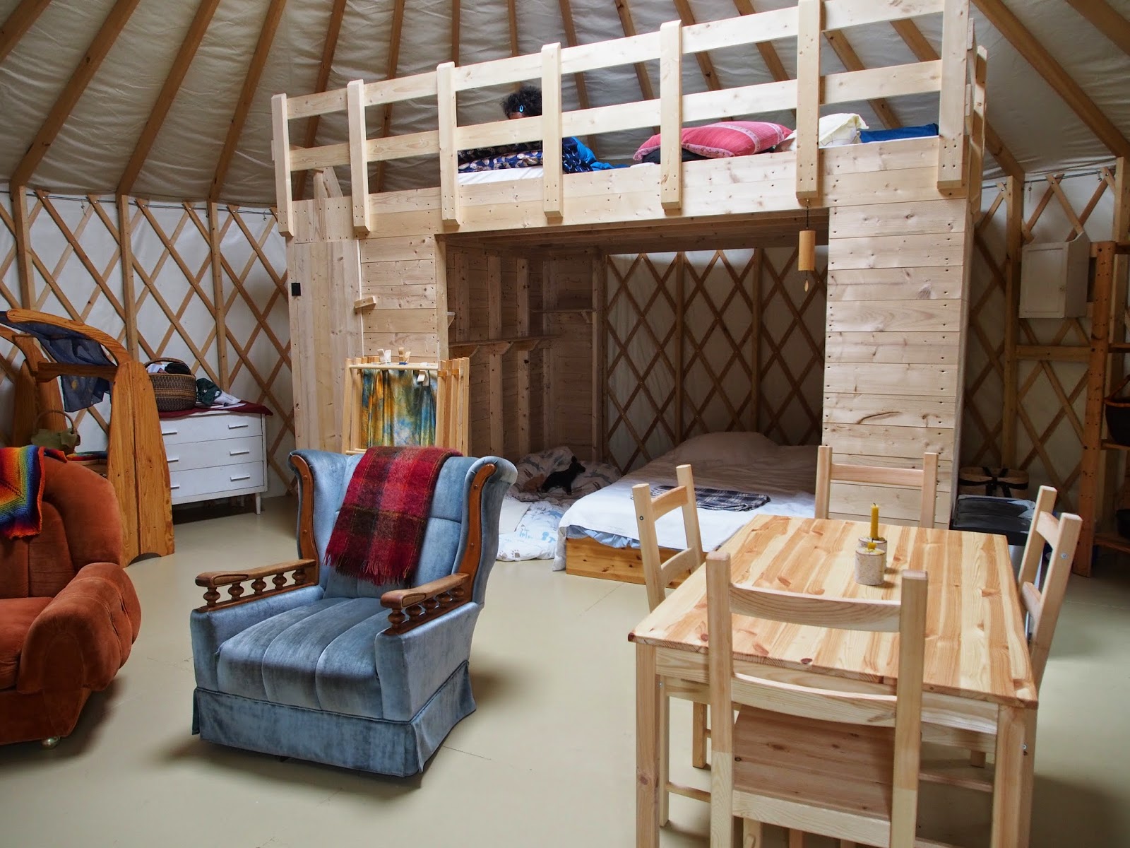 Our Island Home: Inside Our Yurt - Dans notre yourte