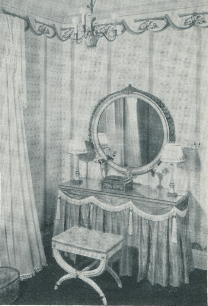 The Peak of Chic®: The Old-Fashioned Powder Room