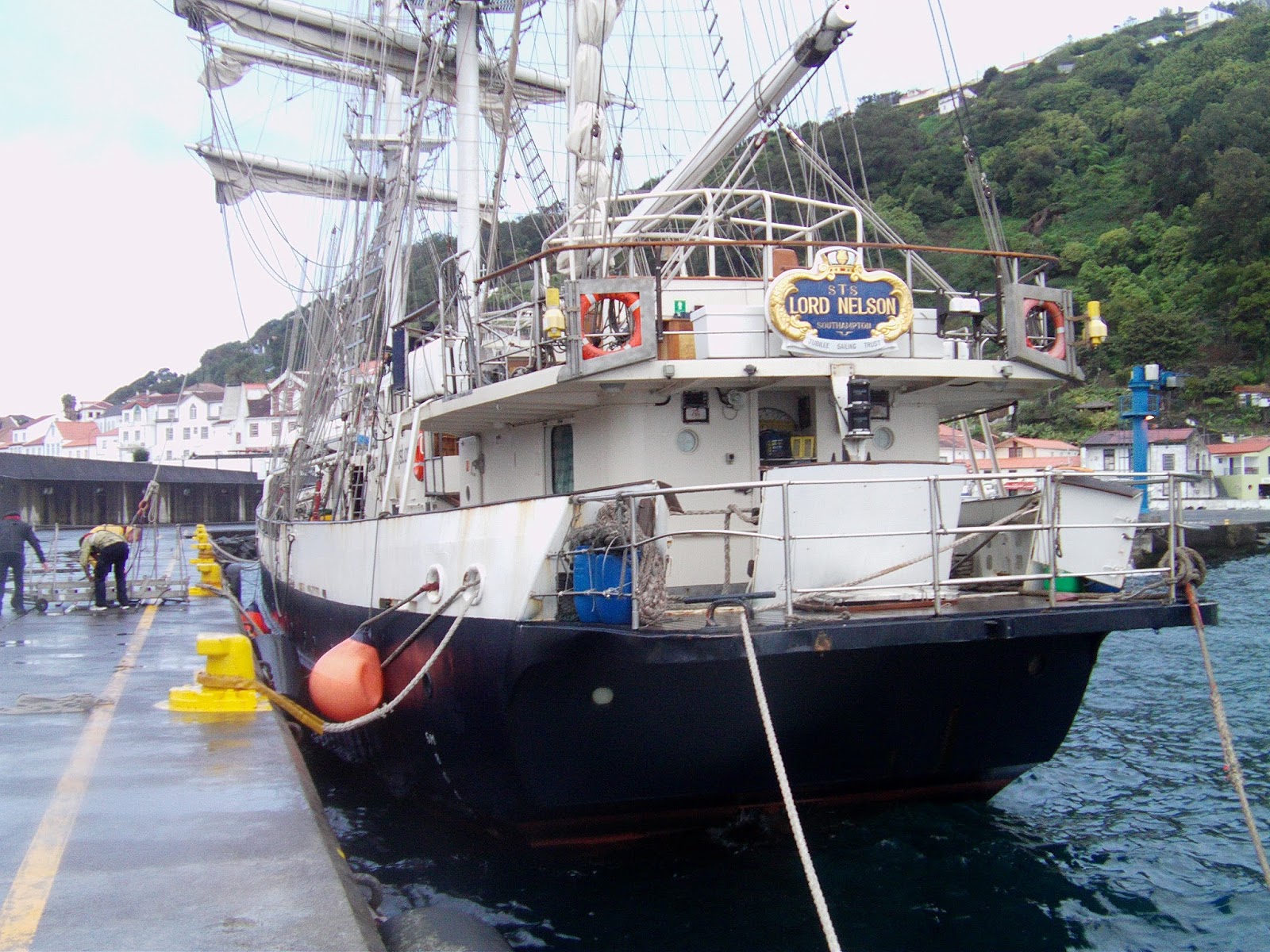 PORTO DA CALHETA: Grande Veleiro Lord Nelson no Porto da Calheta