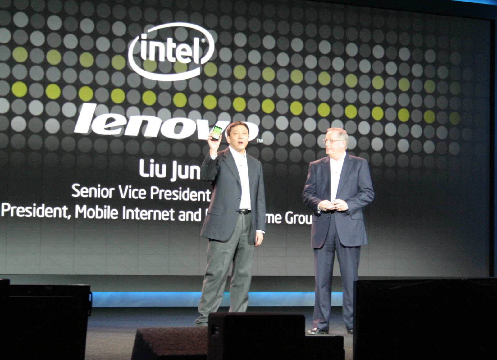 Intel and Qualcomm launch mobile application processor battle in China