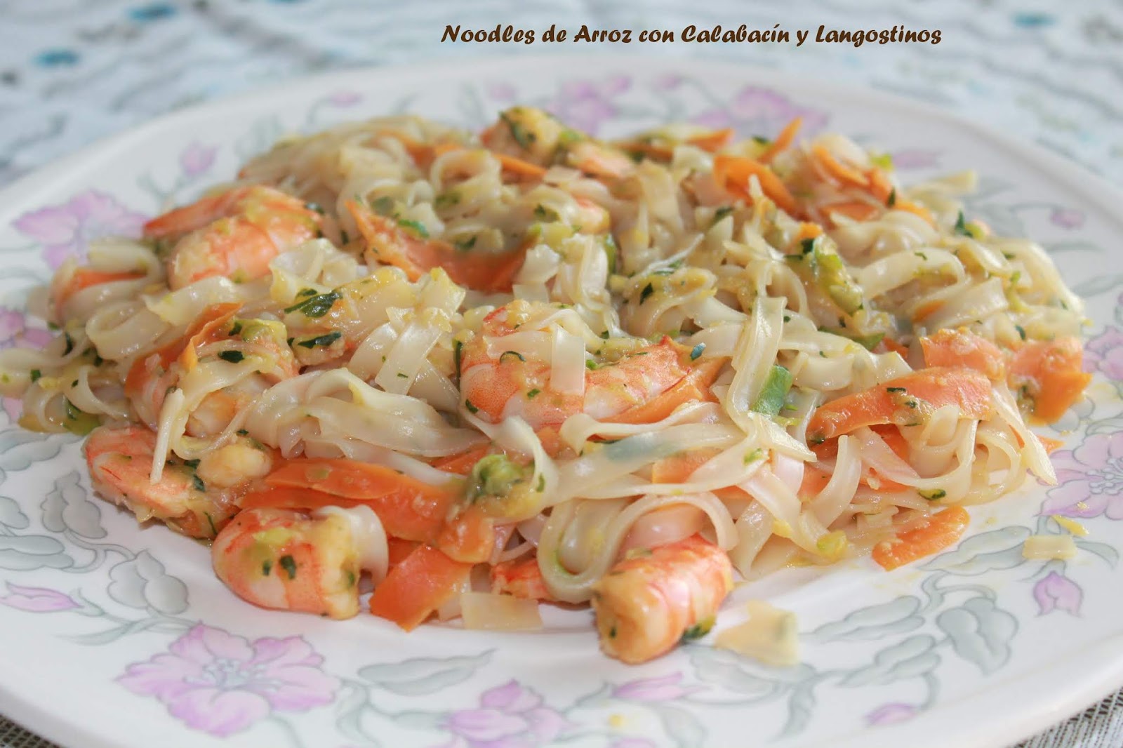 NOODLES DE ARROZ CON CALABACÍN Y LANGOSTINOS