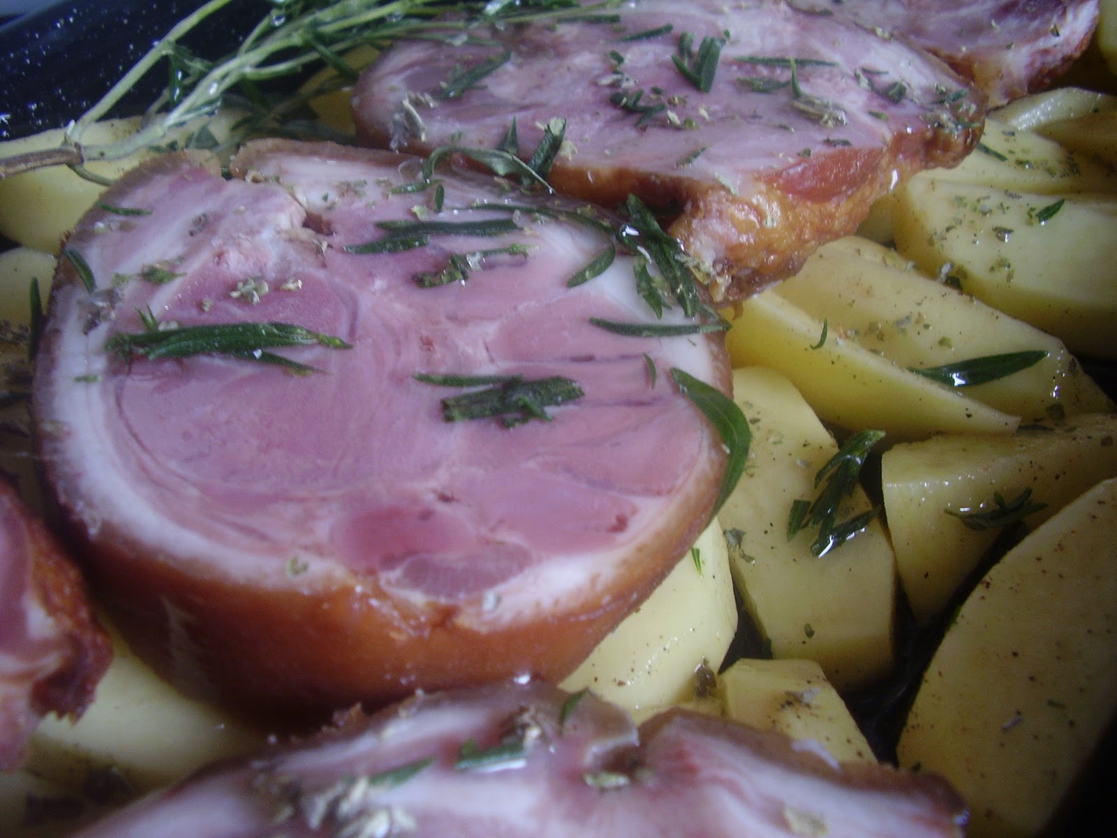 Myra's kitchen: Ciolan dezosat pe pat de cartofi la cuptor