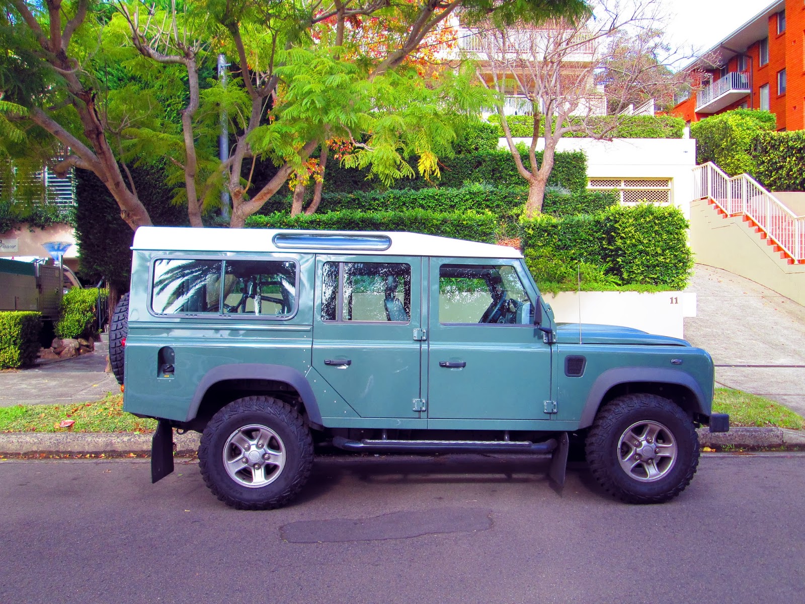 Aussie Old Parked Cars: 2011 Land Rover Defender LWB