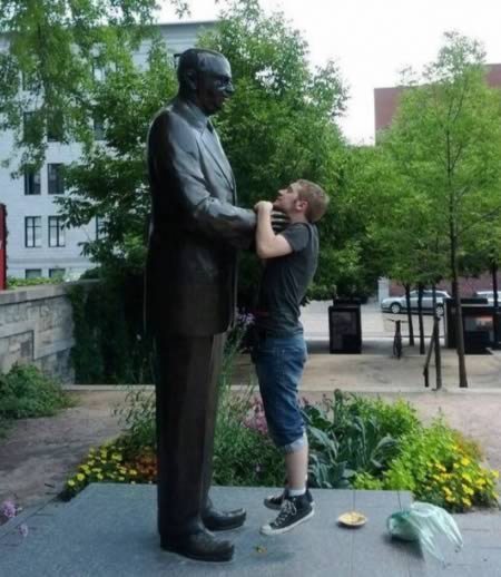 enjoy: Funny pictures with monuments (13 pics)