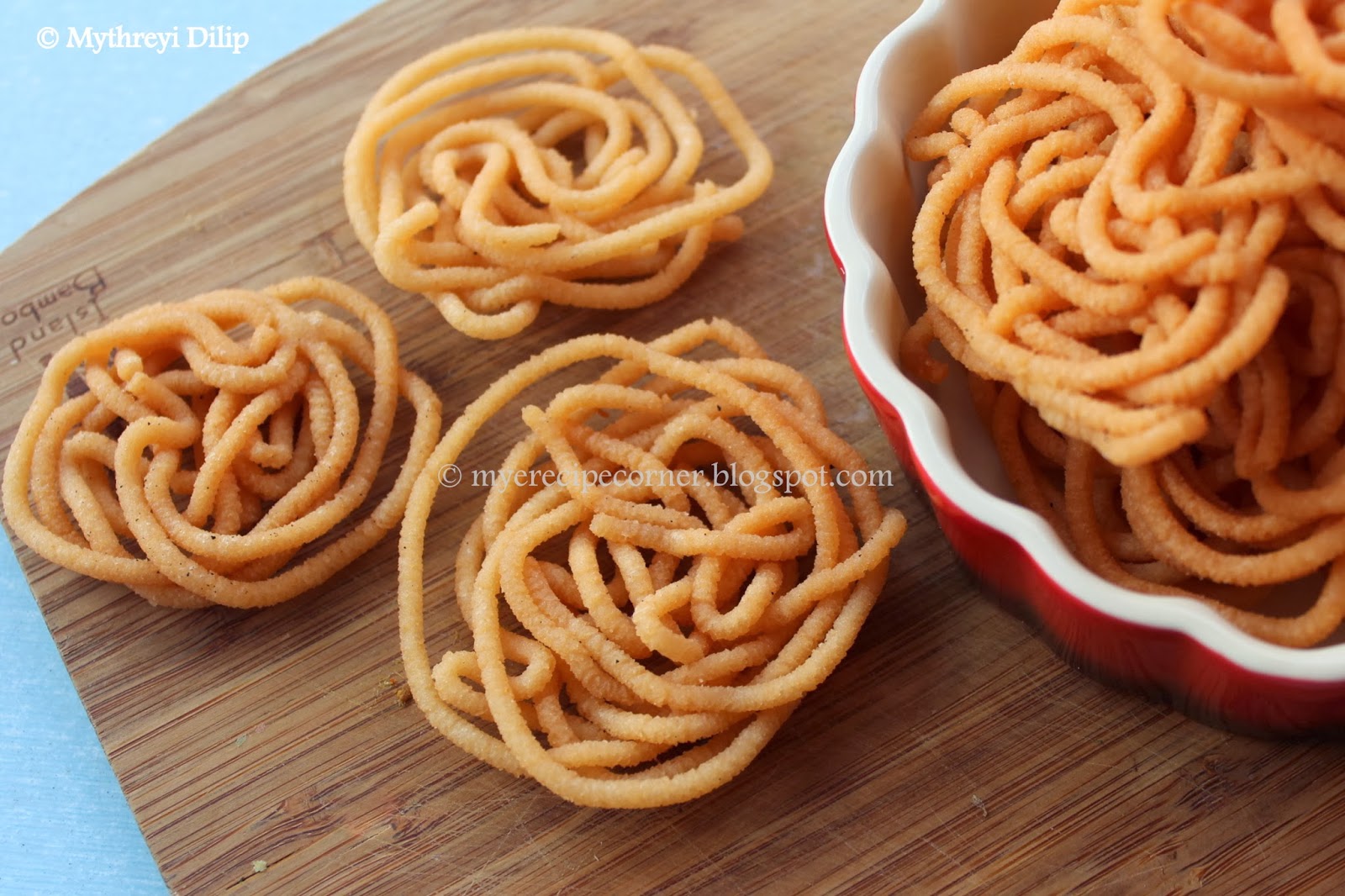 Mye's Kitchen: Arisi Maavu Thenkuzhal Murukku / Nylon Thenkuzal ...