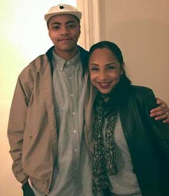 Photo of Sade Adu and her transgender daughter as she celebrates her ...