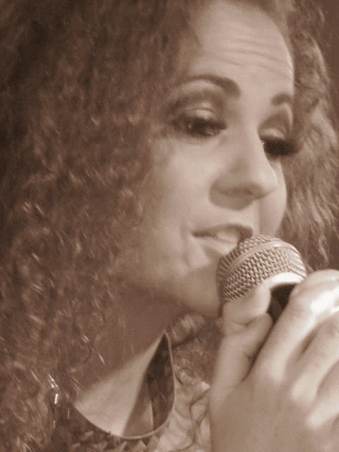 ACTITUD AL MOMENTO: ANNY B AMOR DE TRES DECADAS