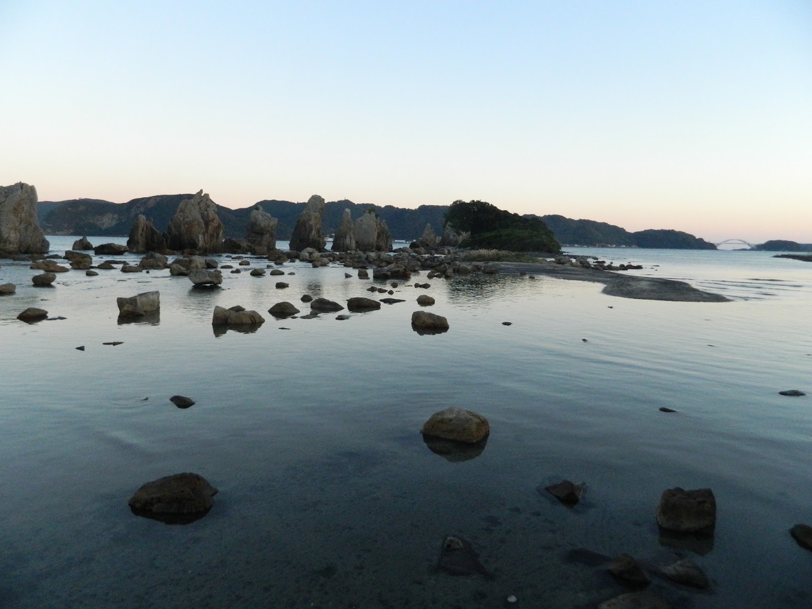 Nihon Fan: Hashigui-iwa Rocks - Part of Yoshino-Kumano National Park