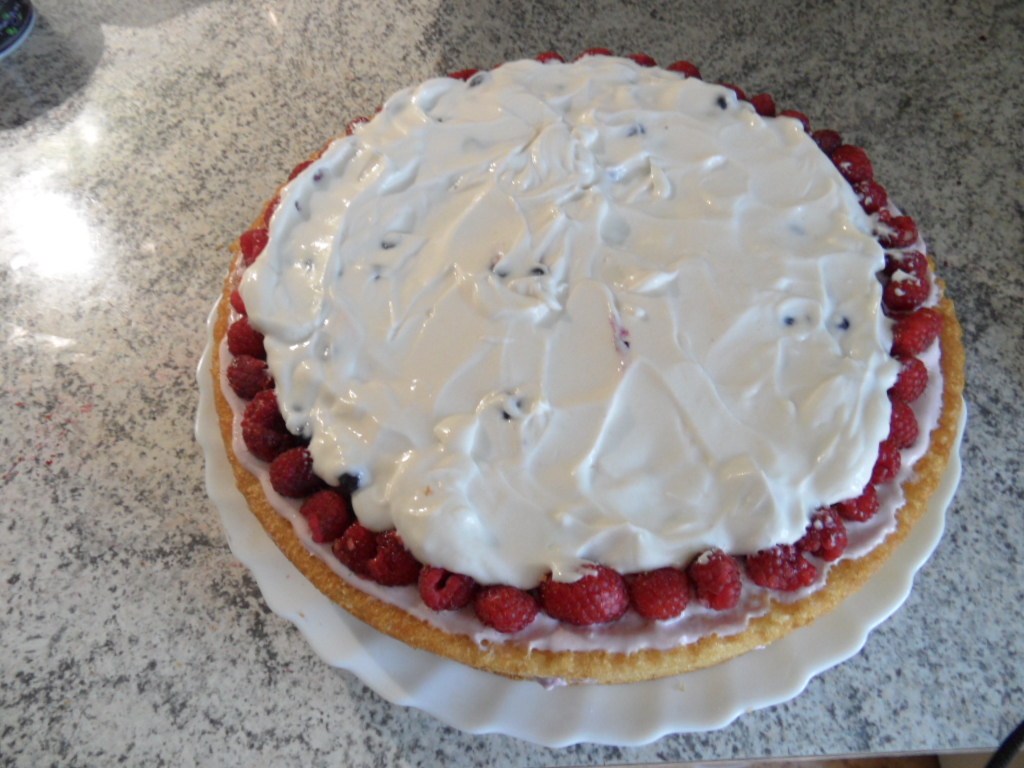 Всего понемногу: Vaarika mustika martsipani tort