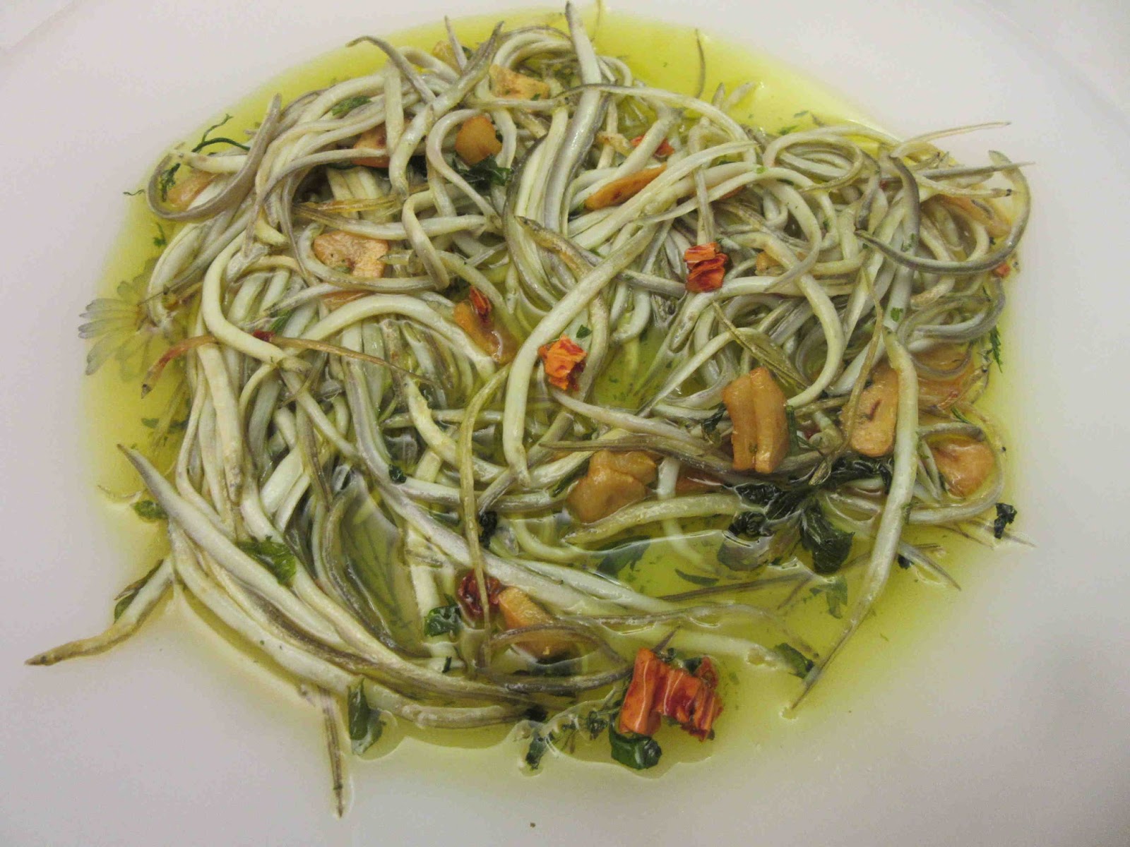 Culinaria y otras cosas: Angulas al ajillo