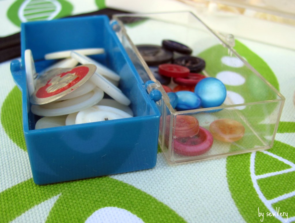 sewVery: Big Bag of Buttons!