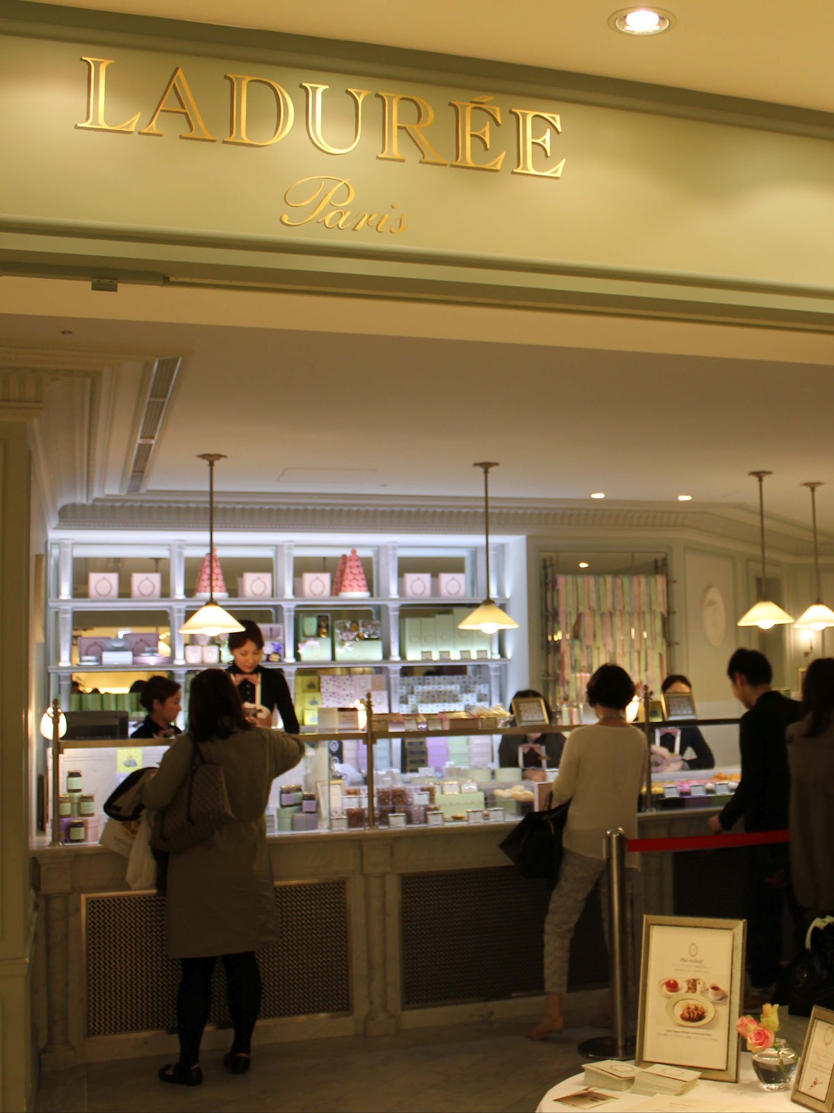 C a - m o m e n t: TEA-HEE- HELLO KITTY X LADUREE PARIS - GINZA TOKYO JAPAN