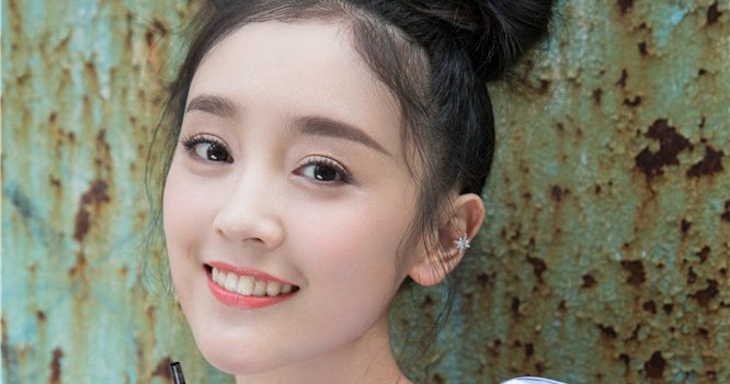 China Entertainment News: He Hua poses for photo shoot