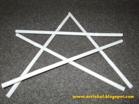 Art School: How To Make a Christmas Lantern from Drinking Straws
