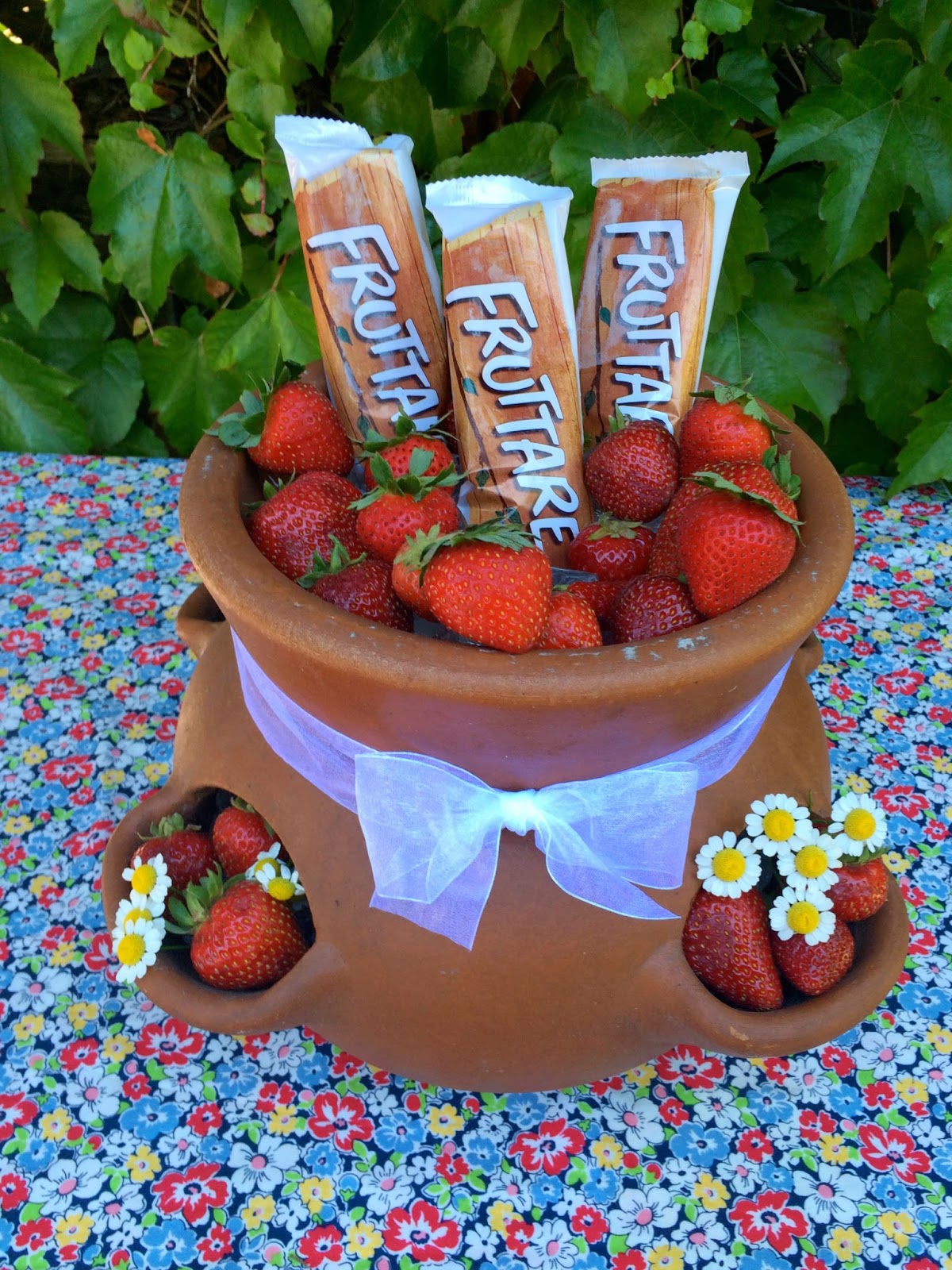 Jac o' lyn Murphy: Serving Strawberries with farm fresh syle