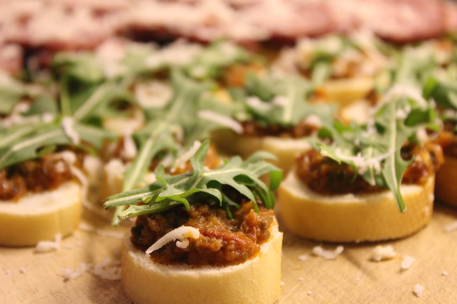 The Orange Taste: Canapés mit Pesto und Wildsalami