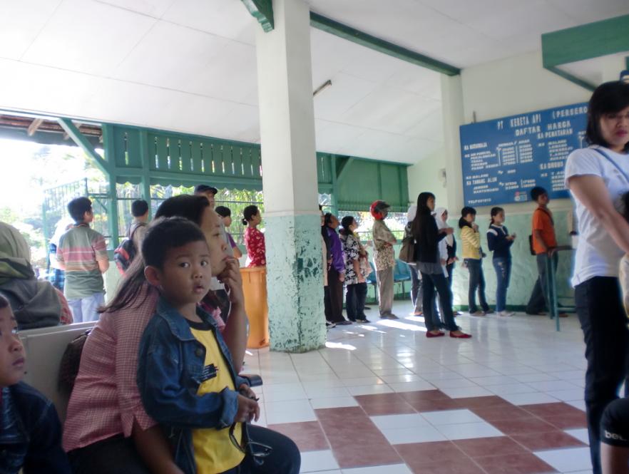 Menunggu Antrian Loket Karcis | Orang-orang Di Jalan