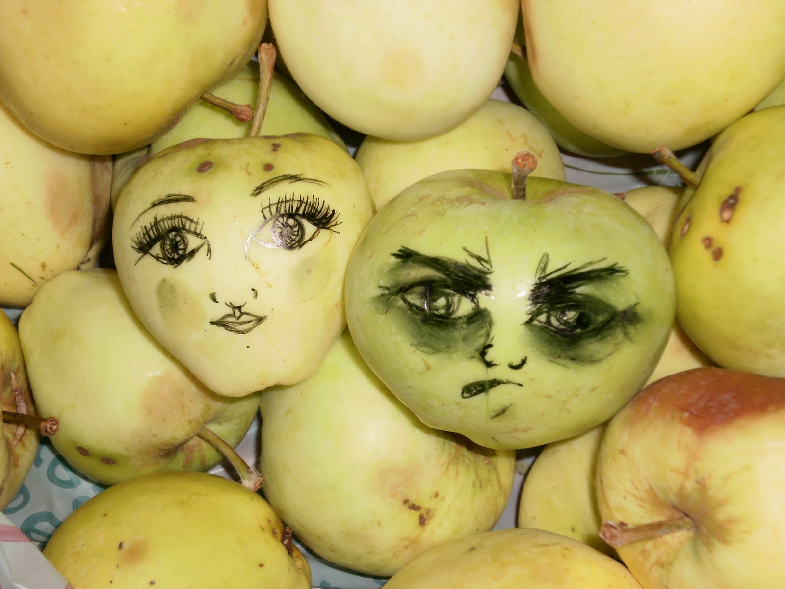 All Around Artsy: Apple Faces... bored much?