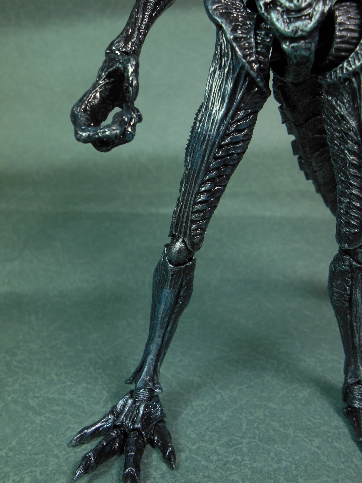 Review: S.H.Monsterarts Alien Warrior | Night's Corner