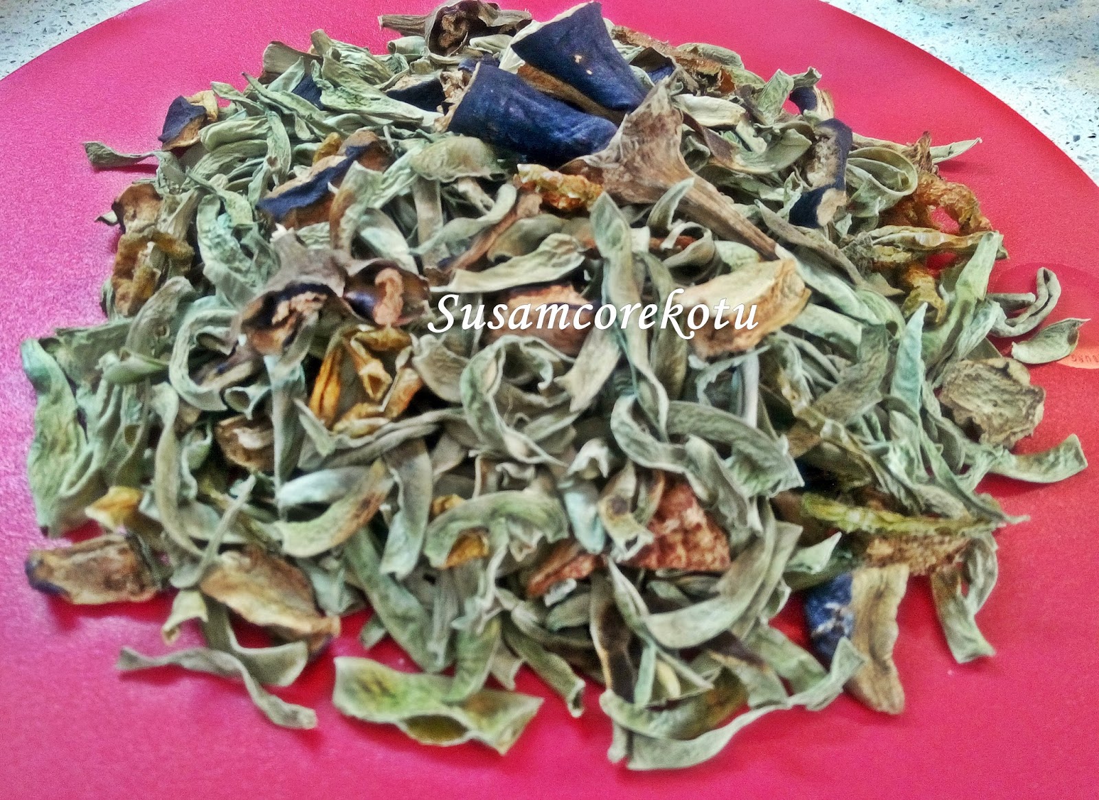 Etli, Kurutulmuş Sebze ( Patlıcan,Fasulye,Biber) Yemeği - Susam Çörek ...