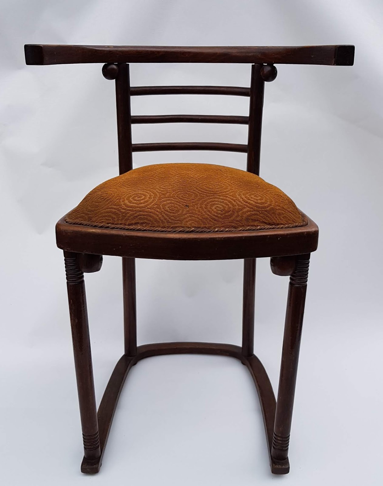 Wayne Colquhoun: Joseph Hoffman Die Fledermaus Chair-Piece of the Week.