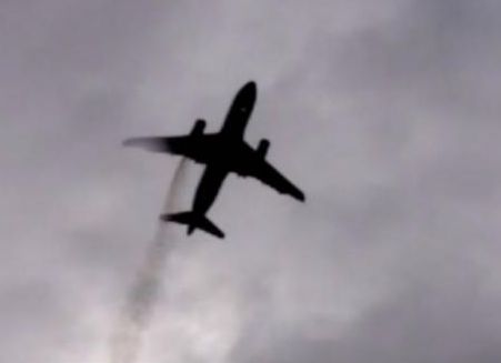 ΞΑΝΑ ΠΑΝΙΚΟΣ ΣΤΟ ΛΟΝΔΙΝΟ... ΦΛΕΓΟΜΕΝΟ ΑΕΡΟΠΛΑΝΟ ΠΑΝΩ ΑΠΟ ΤΟ ΧΗΘΡΟΟΥ ...