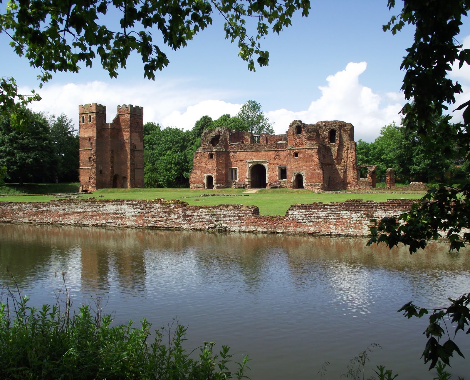 YoungManGoneWest: Kirby Muxloe Castle