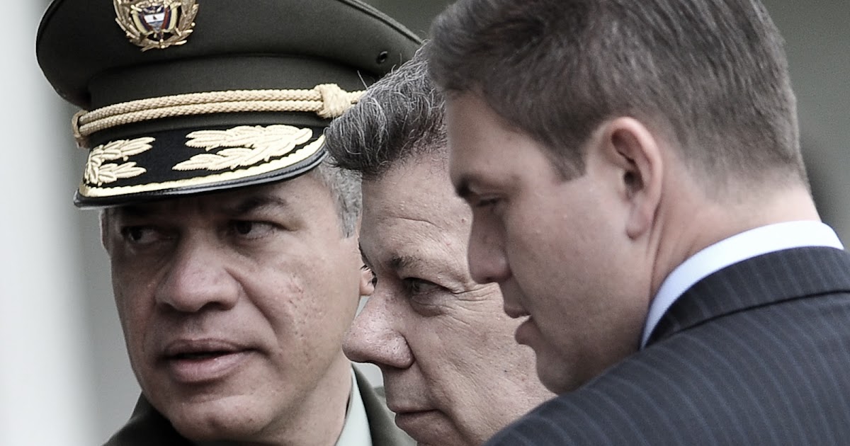 Gabriel Aponte Photographer: Over in the National Police of Colombia