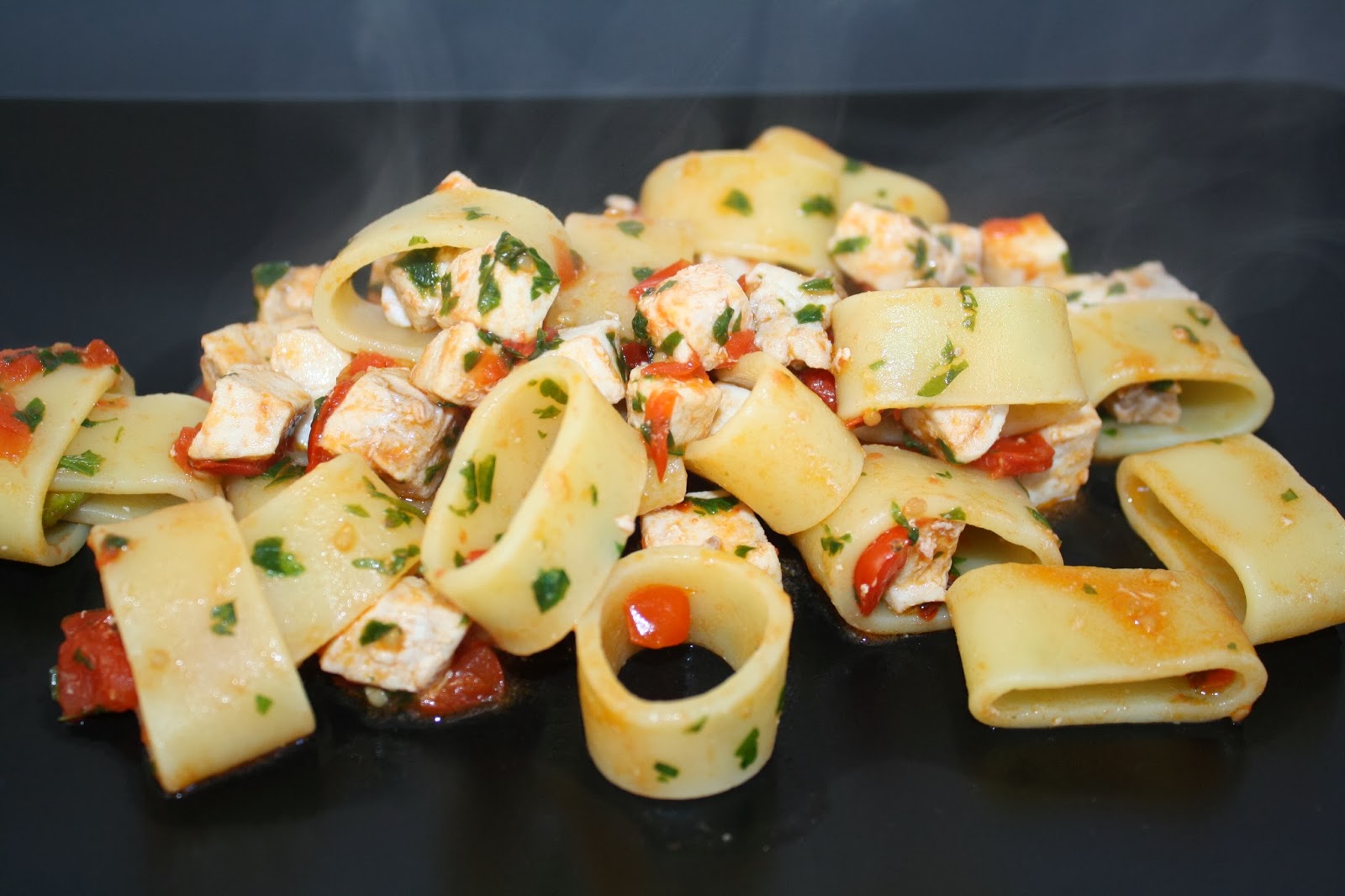 La Cuciniera Moderna: Ricette facili: pasta con pesce spada e pomodorini