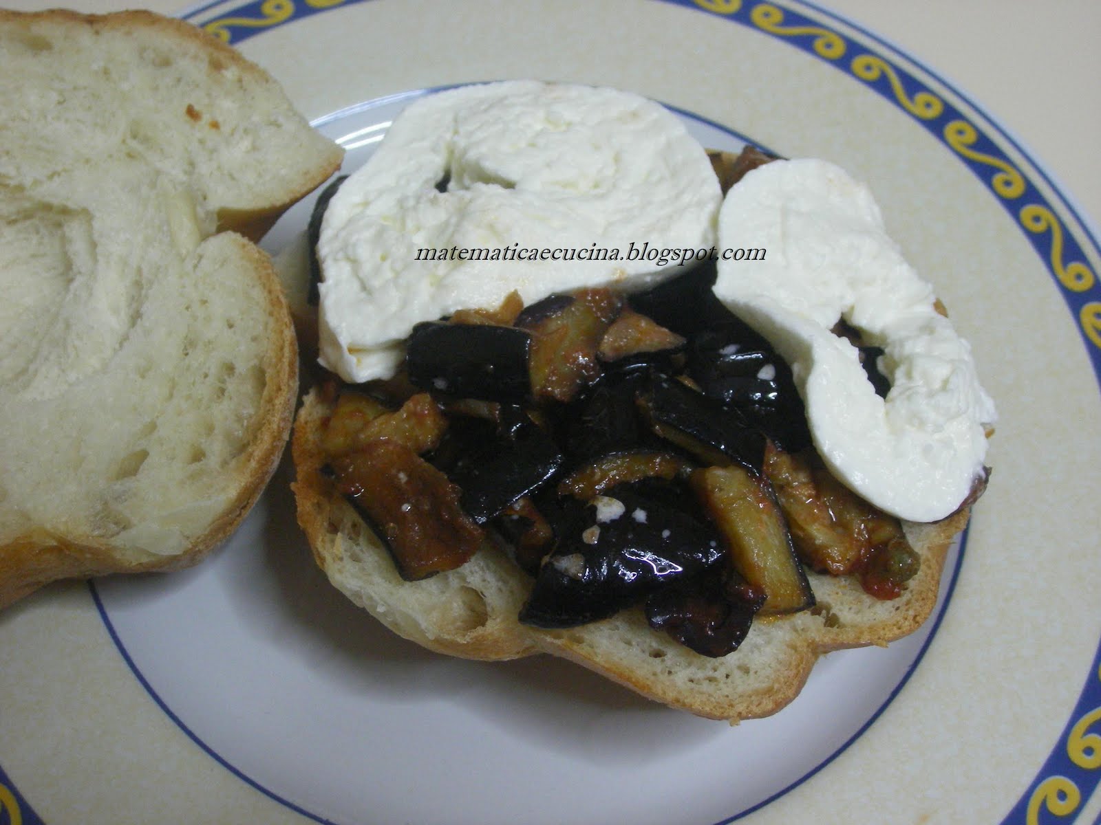 m@tematicaecucina: Panino con Mozzarella e Melanzane a Funghetto