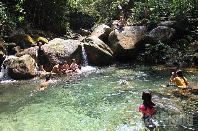 Suối Nước Trong bên sườn Tây Yên Tử