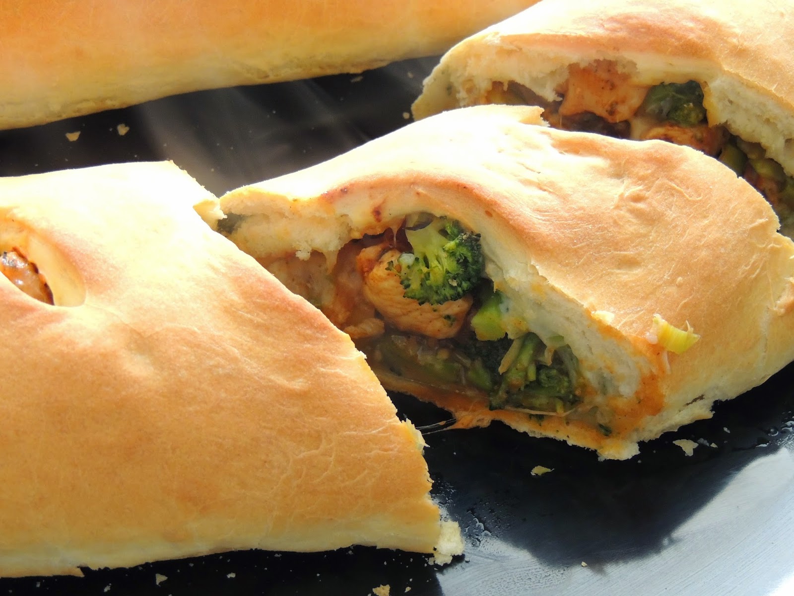 Stromboli z kurczakiem gyros i sosem barbecue.