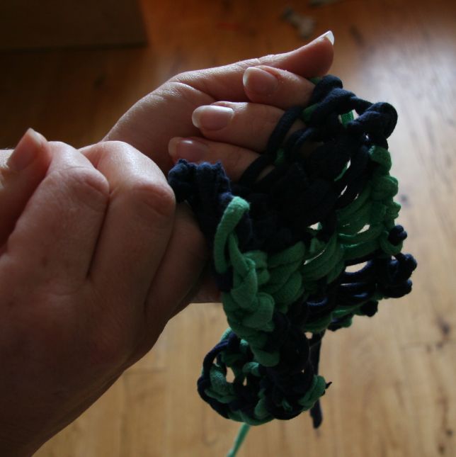 Scooch Monkey!: hand-knit scarf, literally: tutorial