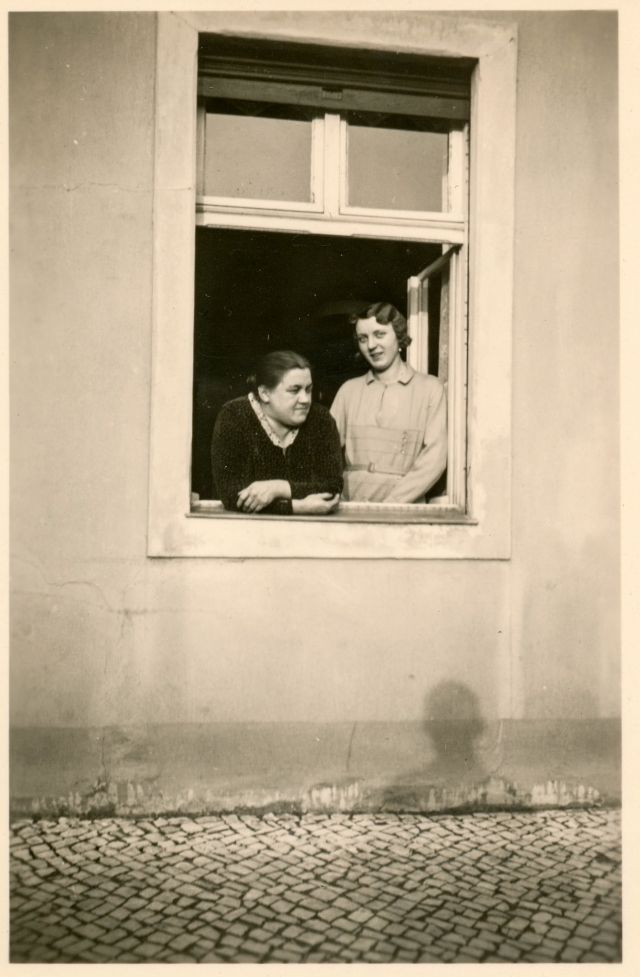 35 Interesting Vintage Snapshots That Capture People at the Windows ...