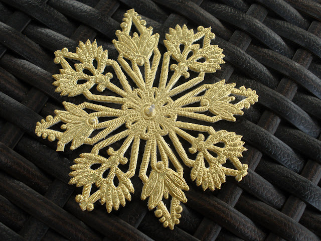 MARIETTE'S BACK TO BASICS: {Our 8 Dresden Snowflake Rosettes from Germany}