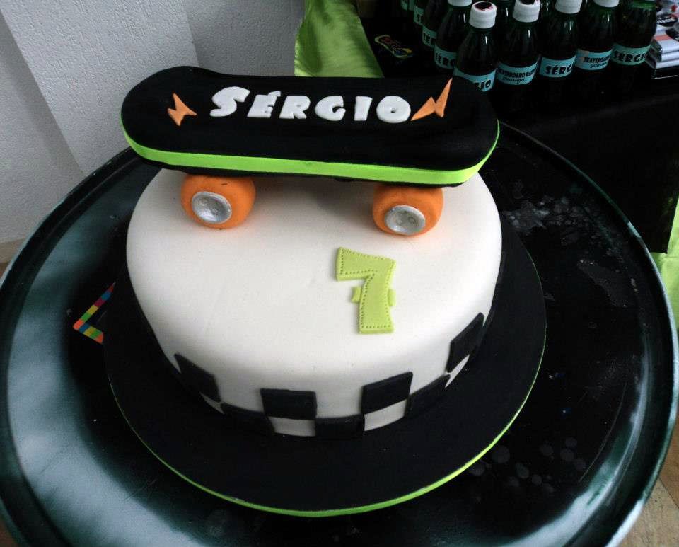 Make Cake Fabíola: Bolo Tema Skate com Pão de Mel