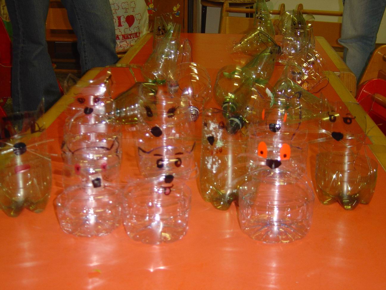 Gattini con una bottiglia di plastica