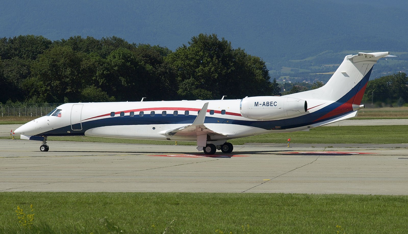 FLUGZEUGE Privatjets etc: M-ABEC Embraer ERJ 135 BJ E135