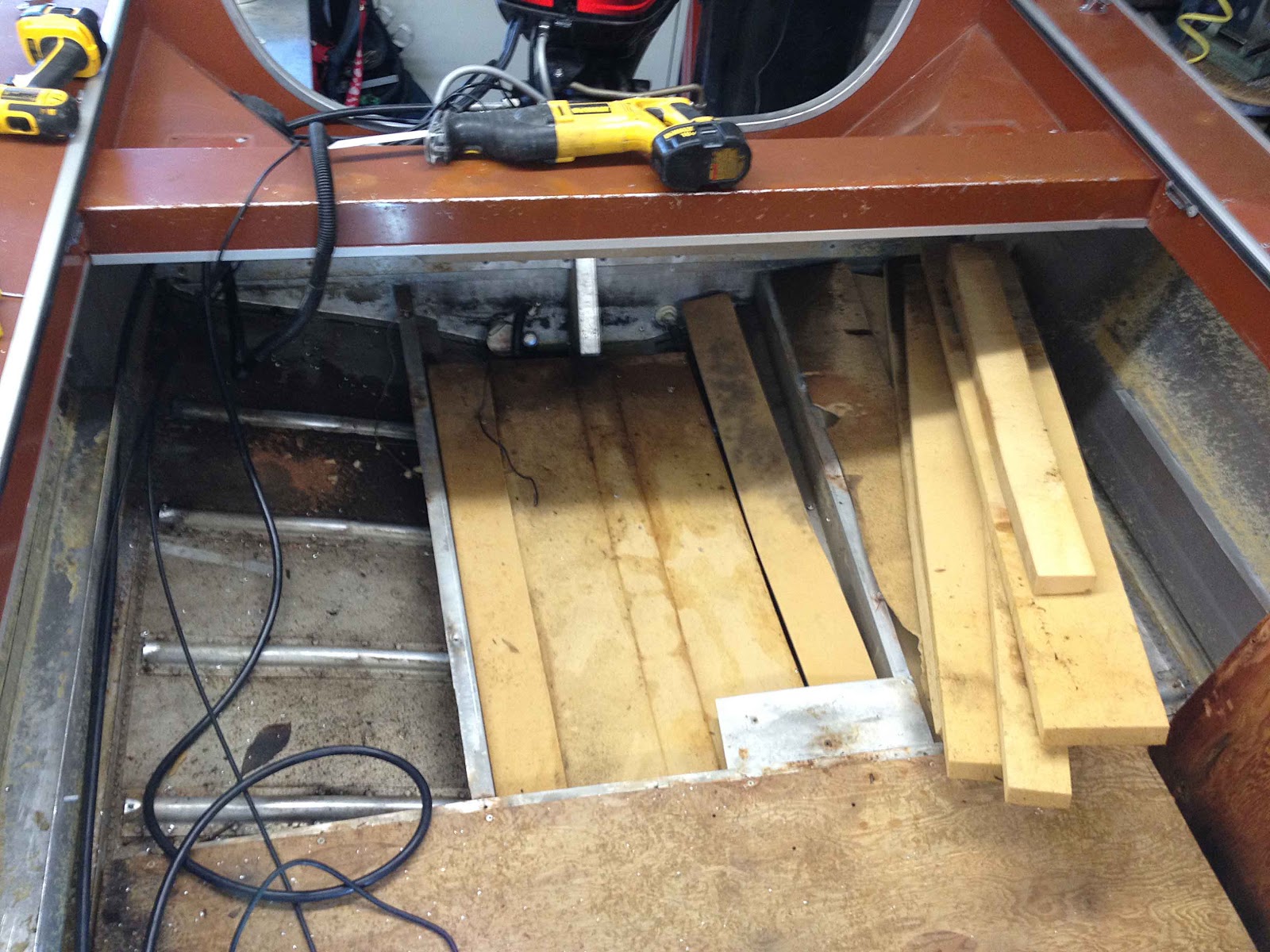 2-2 THE GULF: Das Blue Fin Boat