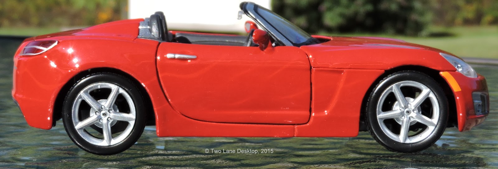 Maisto and Matchbox Pontiac Solstice coupe and convertible; Maisto 1:24 ...