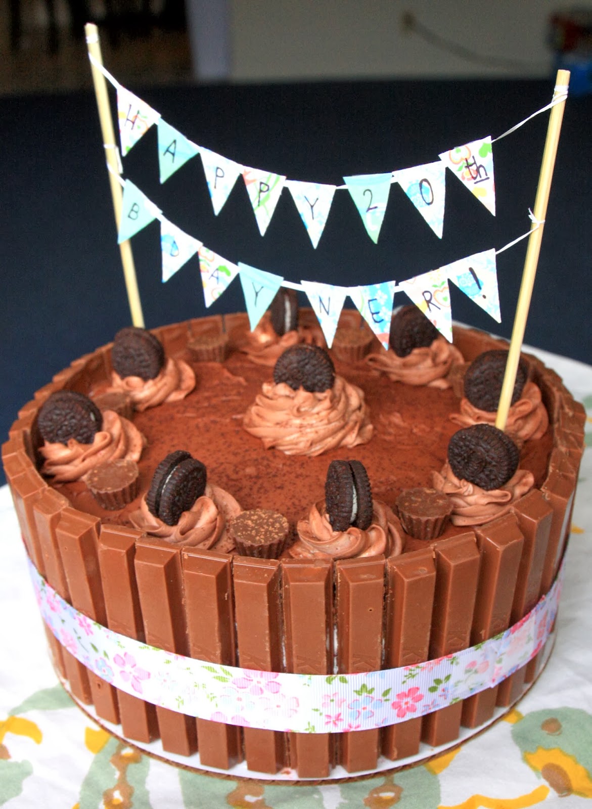 dr. sweet tooth: Kit Kat Red Velvet Oreo Madness Cake